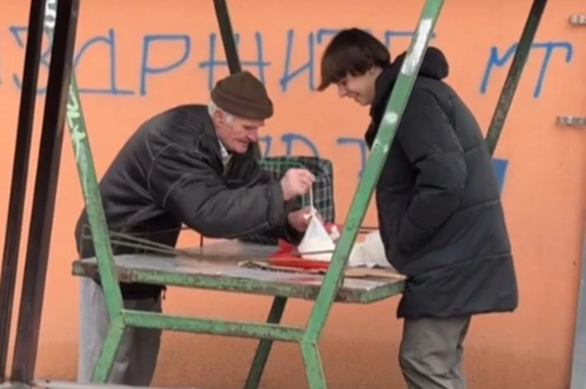 Momak je vidio dedu da se smrzava na pijaci pokušavajući da proda sir ...